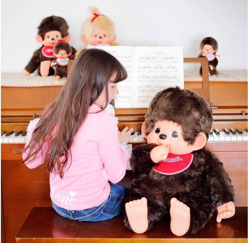 Jucarie de plus Monchhichi - Maimuta-fetita cu bavetica rosie, 80 cm ...